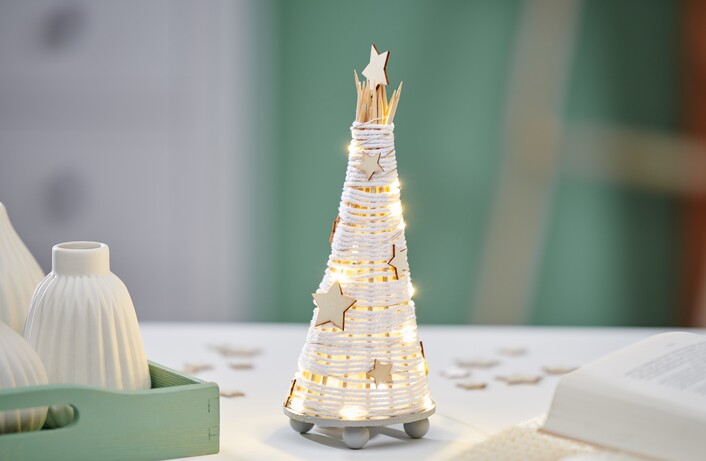 Illuminated pyramid made of bamboo sticks - VBS Hobby